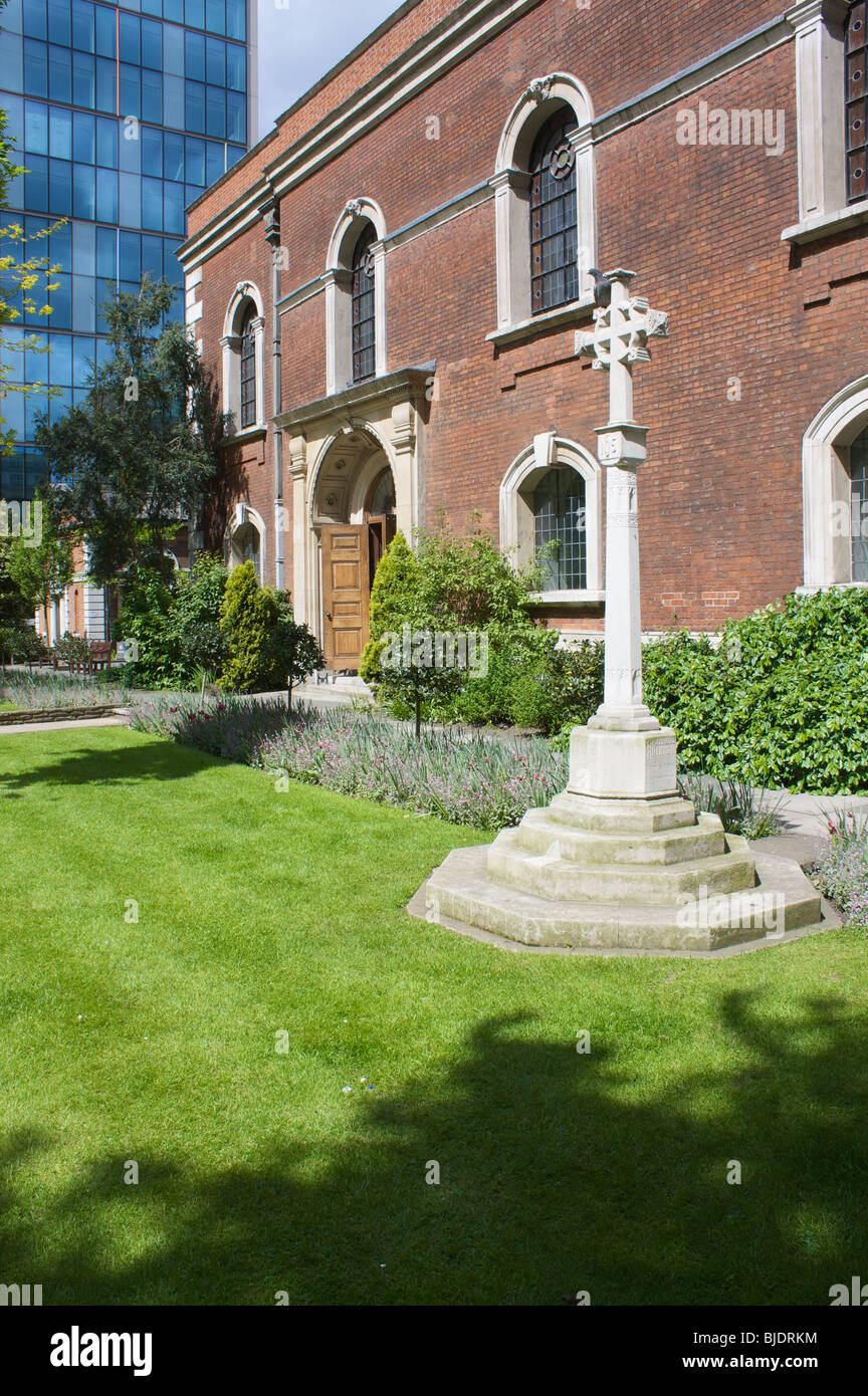 St Botolph's Church, Aldgate, London featuring cross Stock Photo - Alamy