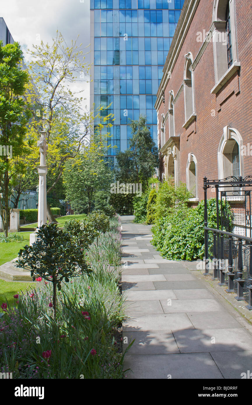St Botolph's Church, Aldgate, London. front entrance showing cross and ...