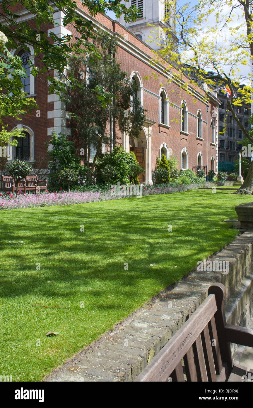 bench and grass at St Botolph's Church, Aldgate, London Stock Photo - Alamy