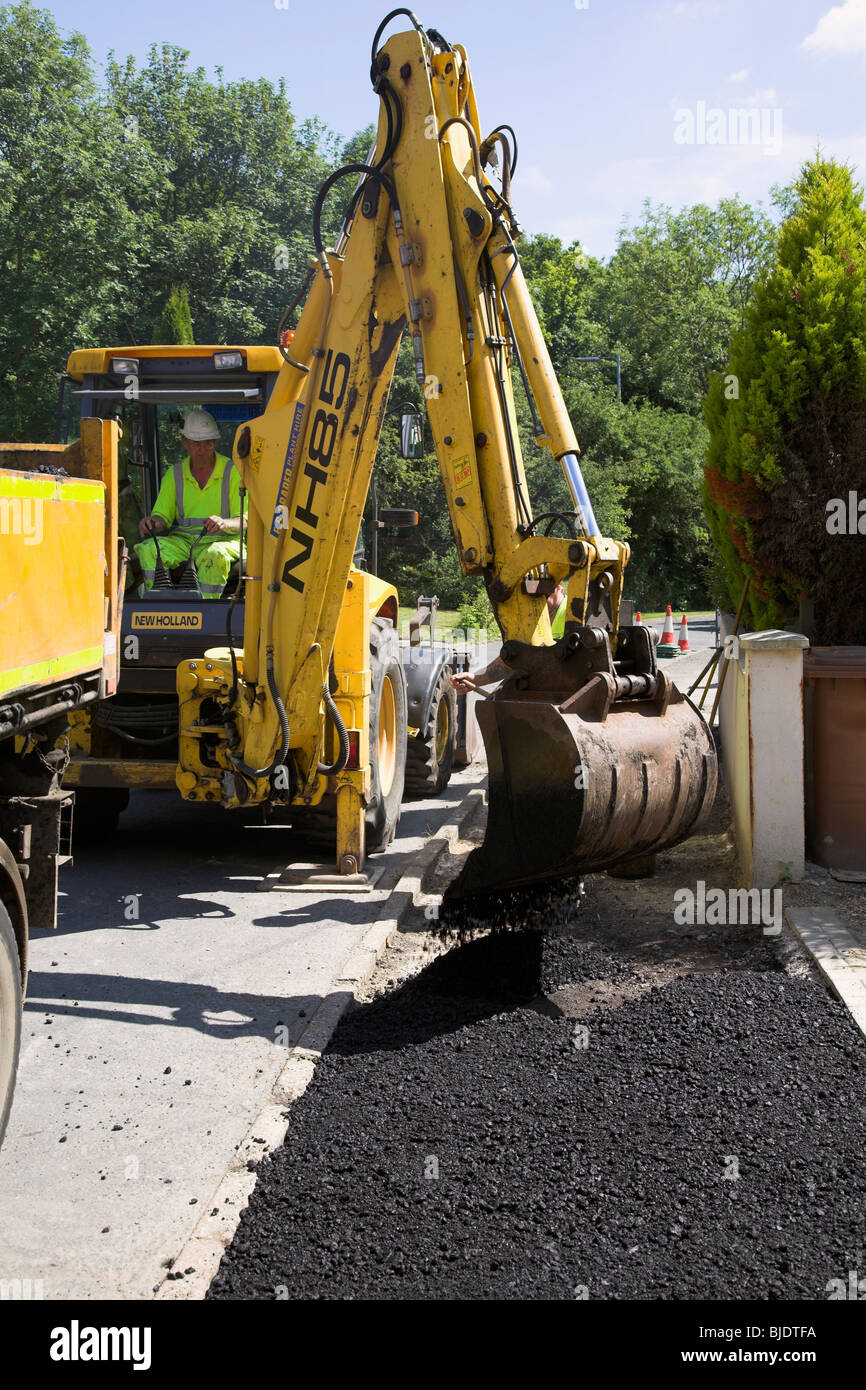 Construction worker laying tarmac hi-res stock photography and images ...