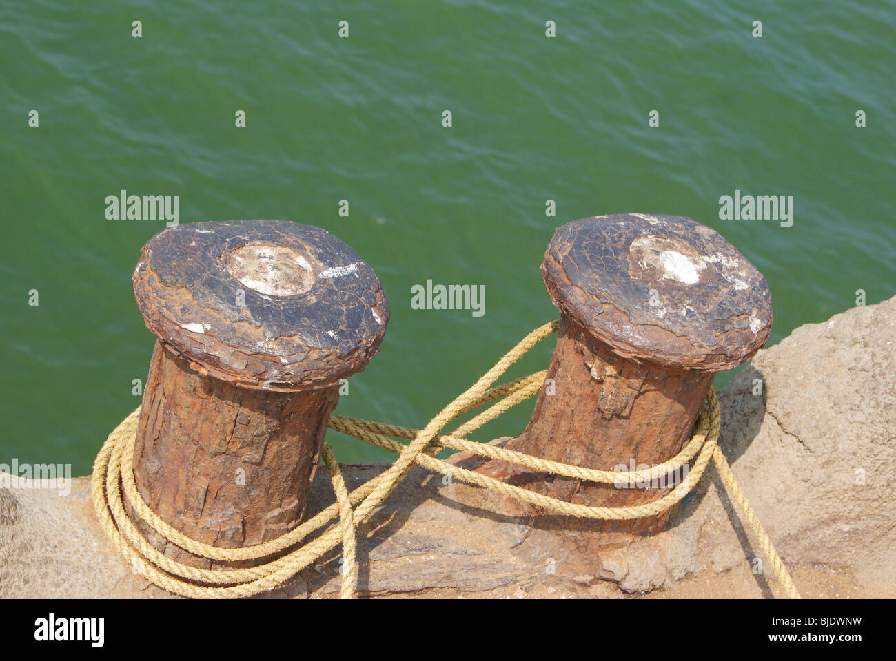 Anchoring ropes hi-res stock photography and images - Alamy
