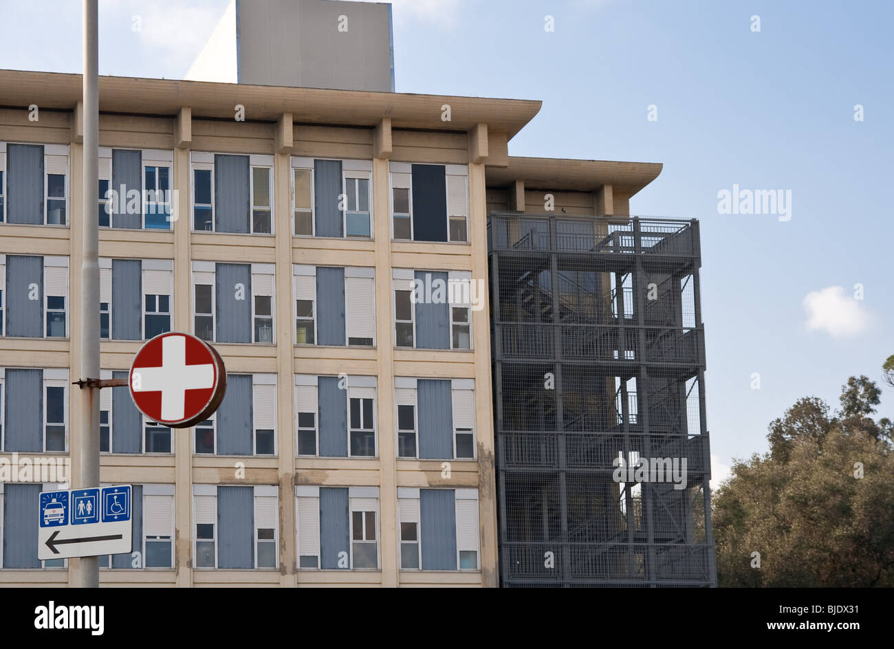 Hospital exterior hi-res stock photography and images - Alamy
