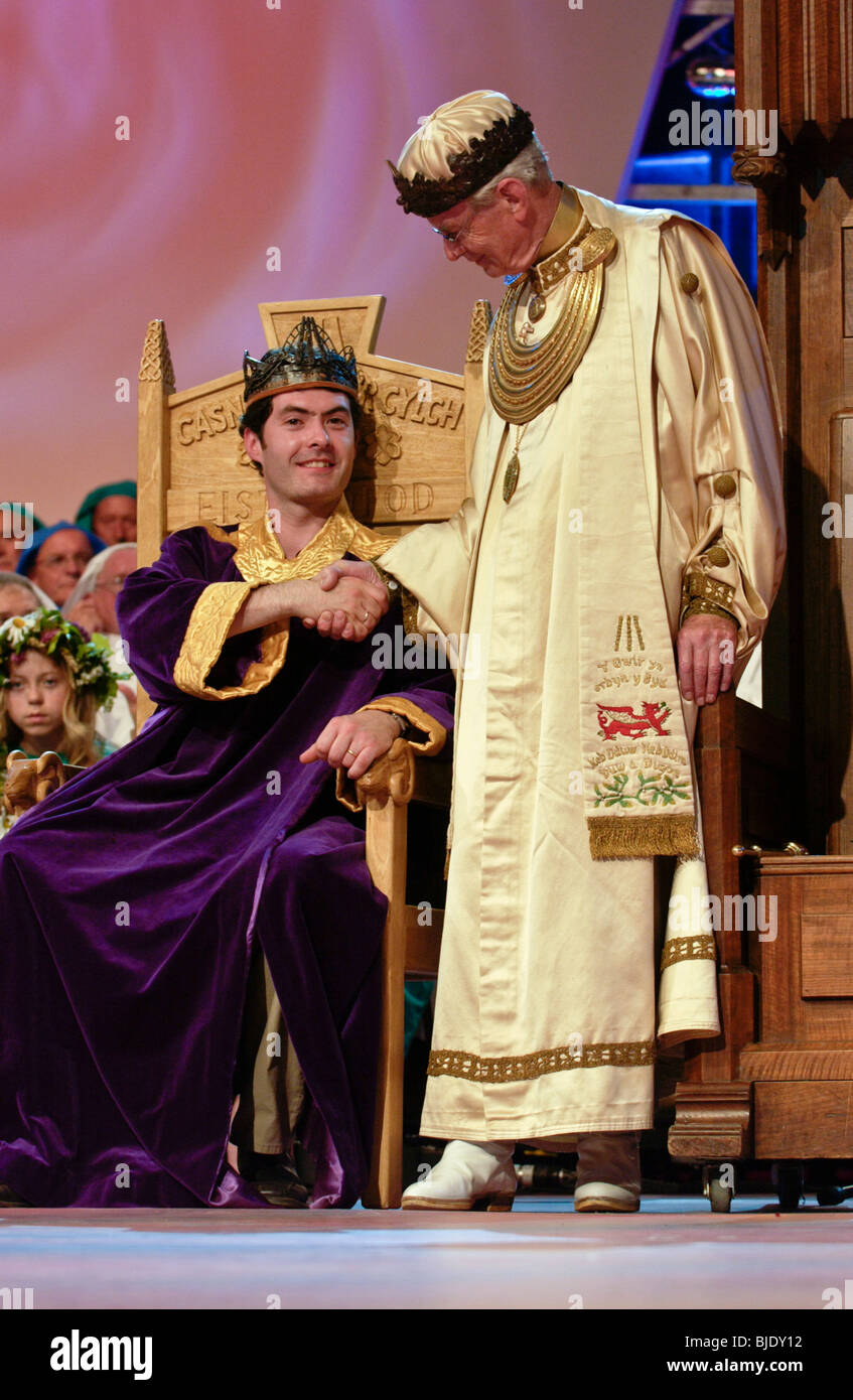 Poet, Jason Walford Davies, Crowned Bard at National Eisteddfod of ...