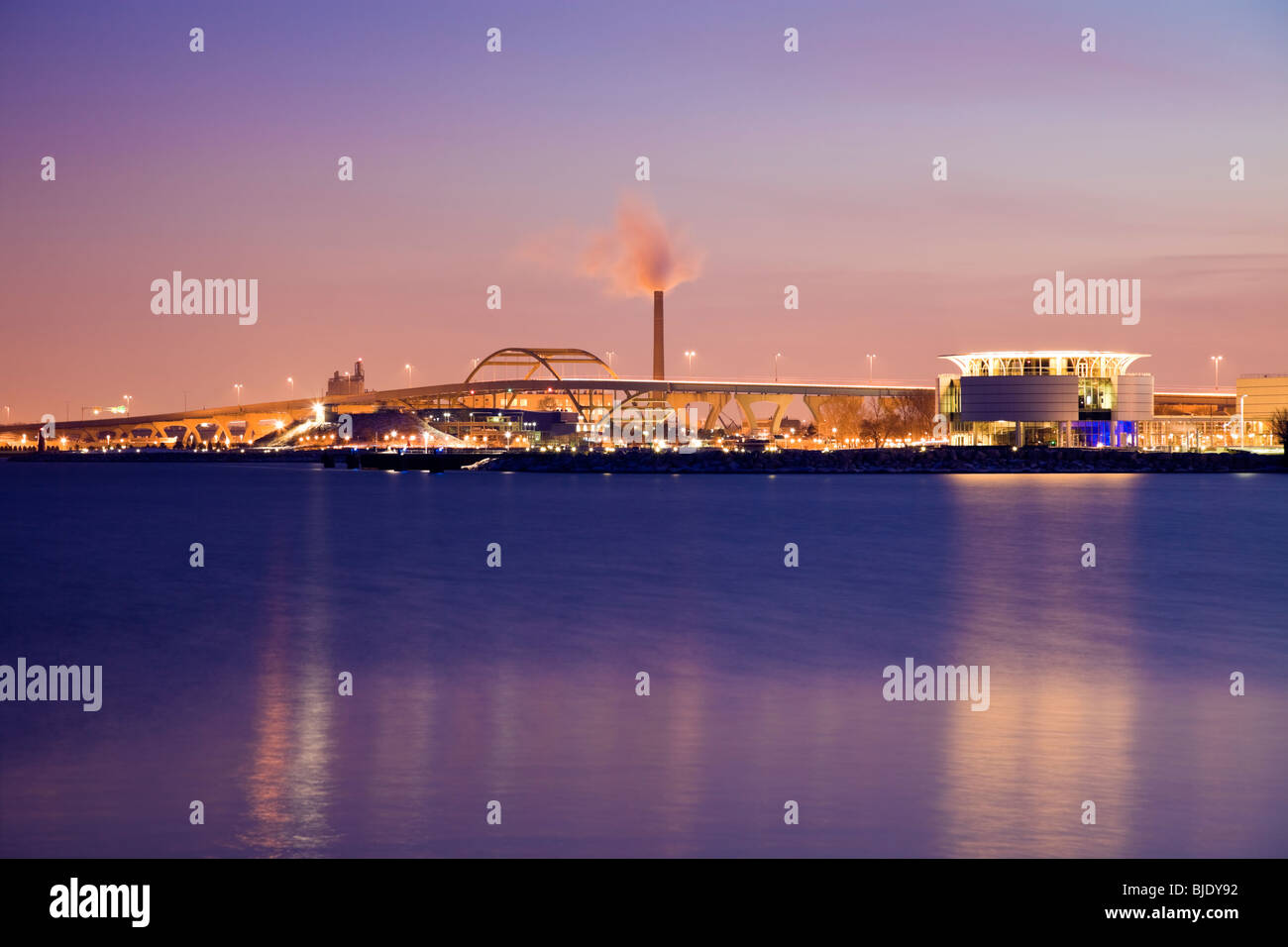 Milwaukee skyline at night hi-res stock photography and images - Alamy
