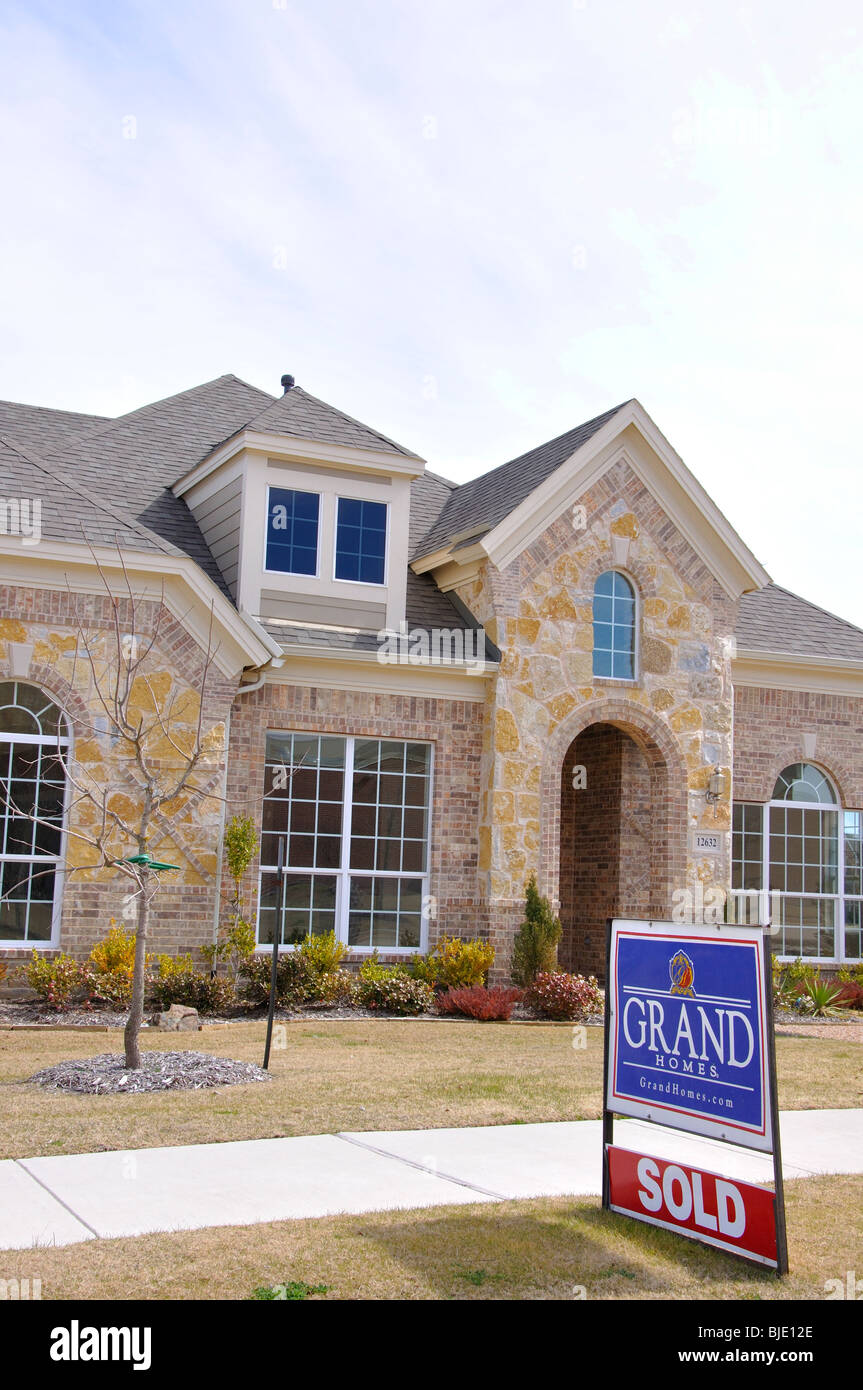 House SOLD sign Stock Photo - Alamy