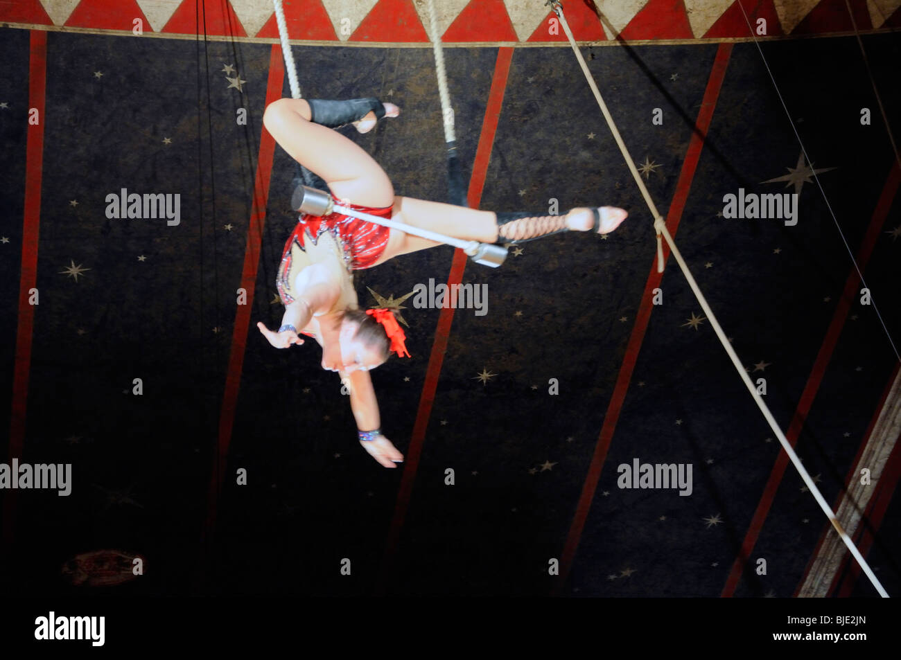 Acrobats and circus hi-res stock photography and images - Alamy