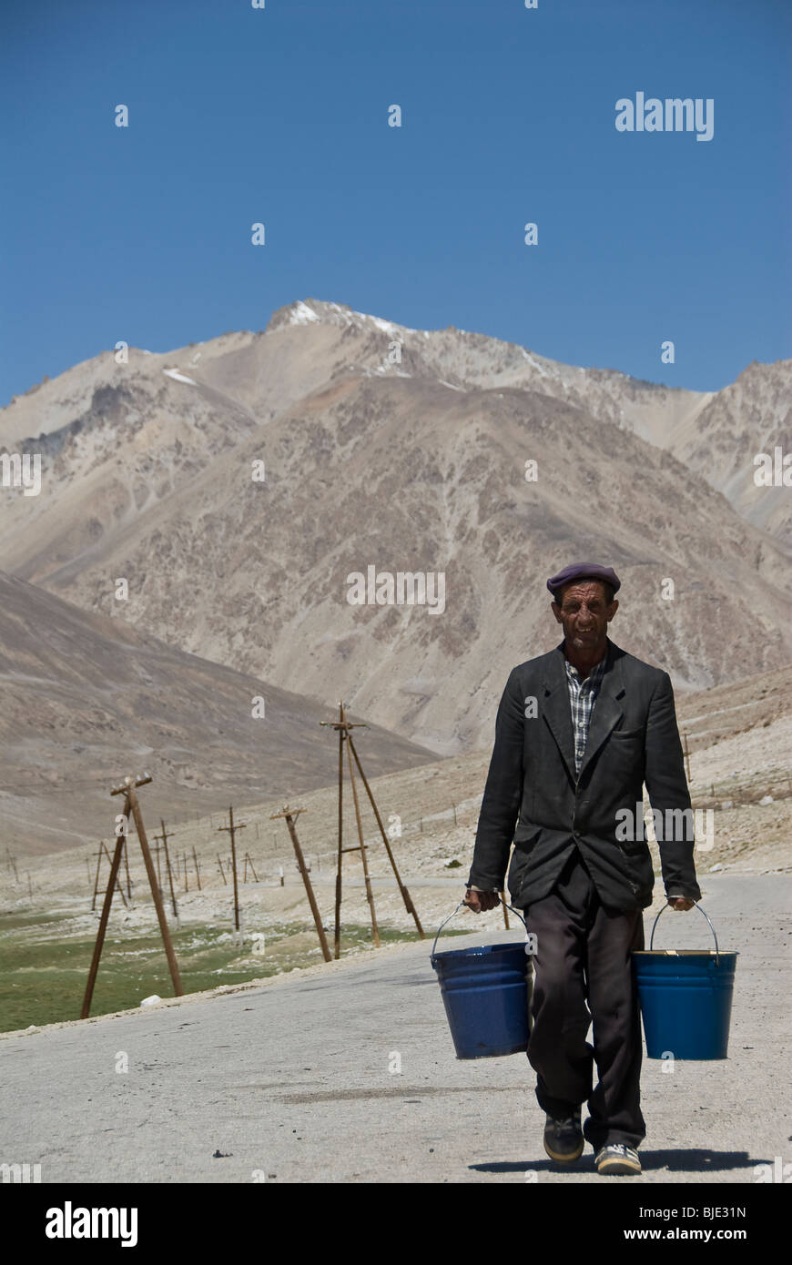 Carrying buckets of water hi-res stock photography and images - Alamy