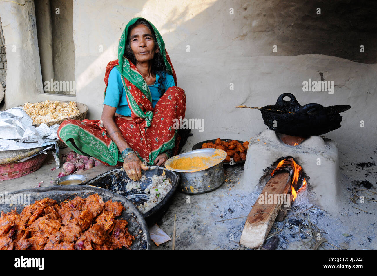 Woman kitchen nepal cooking hi-res stock photography and images - Alamy