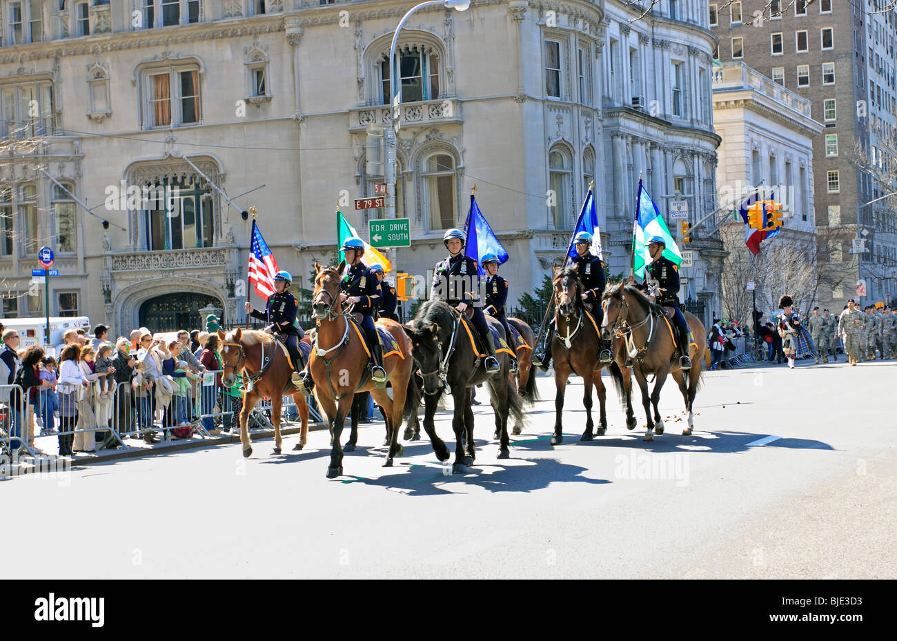 Mounted cops hi-res stock photography and images - Alamy