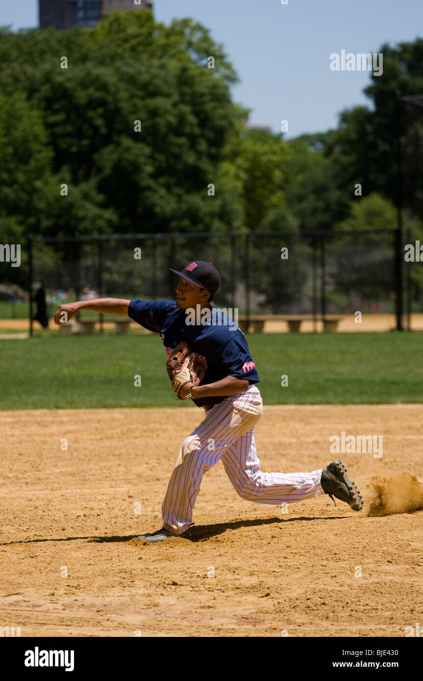 Pitcher throwing baseball hi-res stock photography and images - Alamy