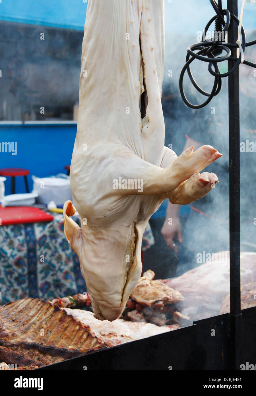 Whole pig roasting on barbecue hi-res stock photography and images - Alamy