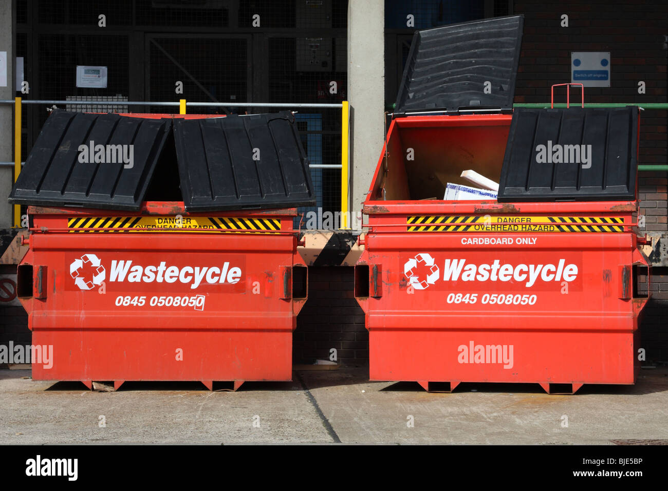 Waste skip hi-res stock photography and images - Alamy