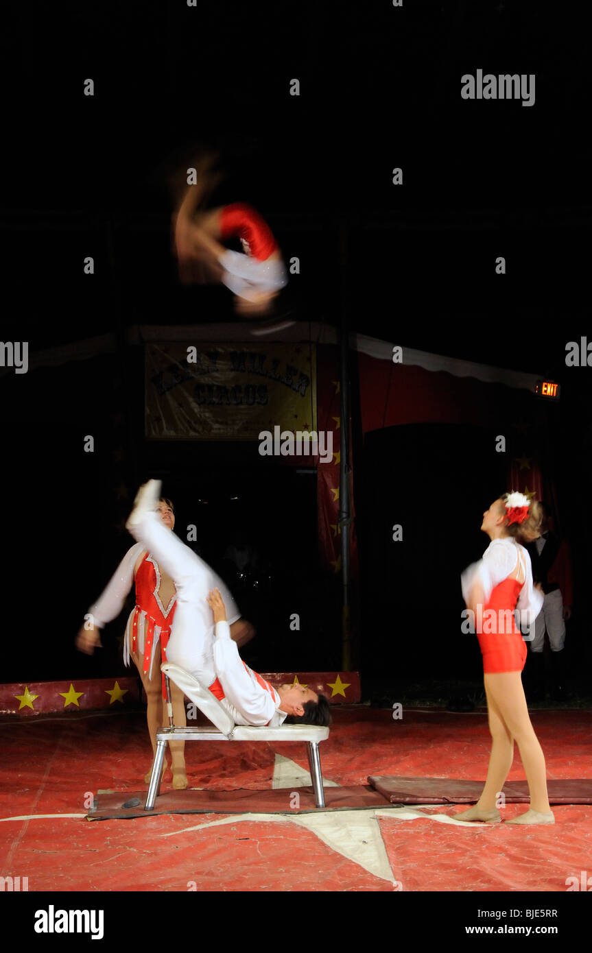 Circus acrobats hi-res stock photography and images - Alamy