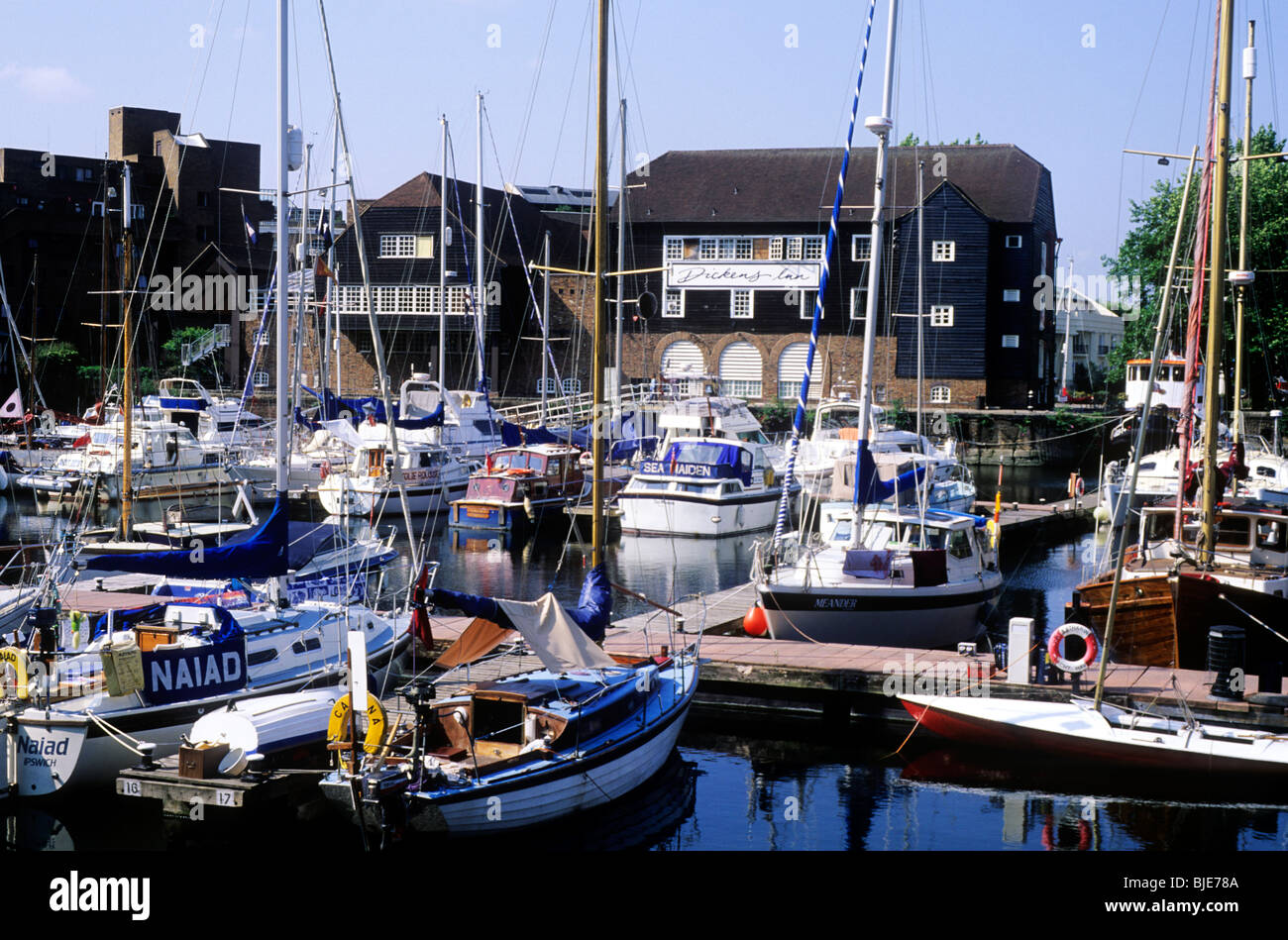 Dickens inn harbour boat boats docks pub pubs england uk hi-res stock ...