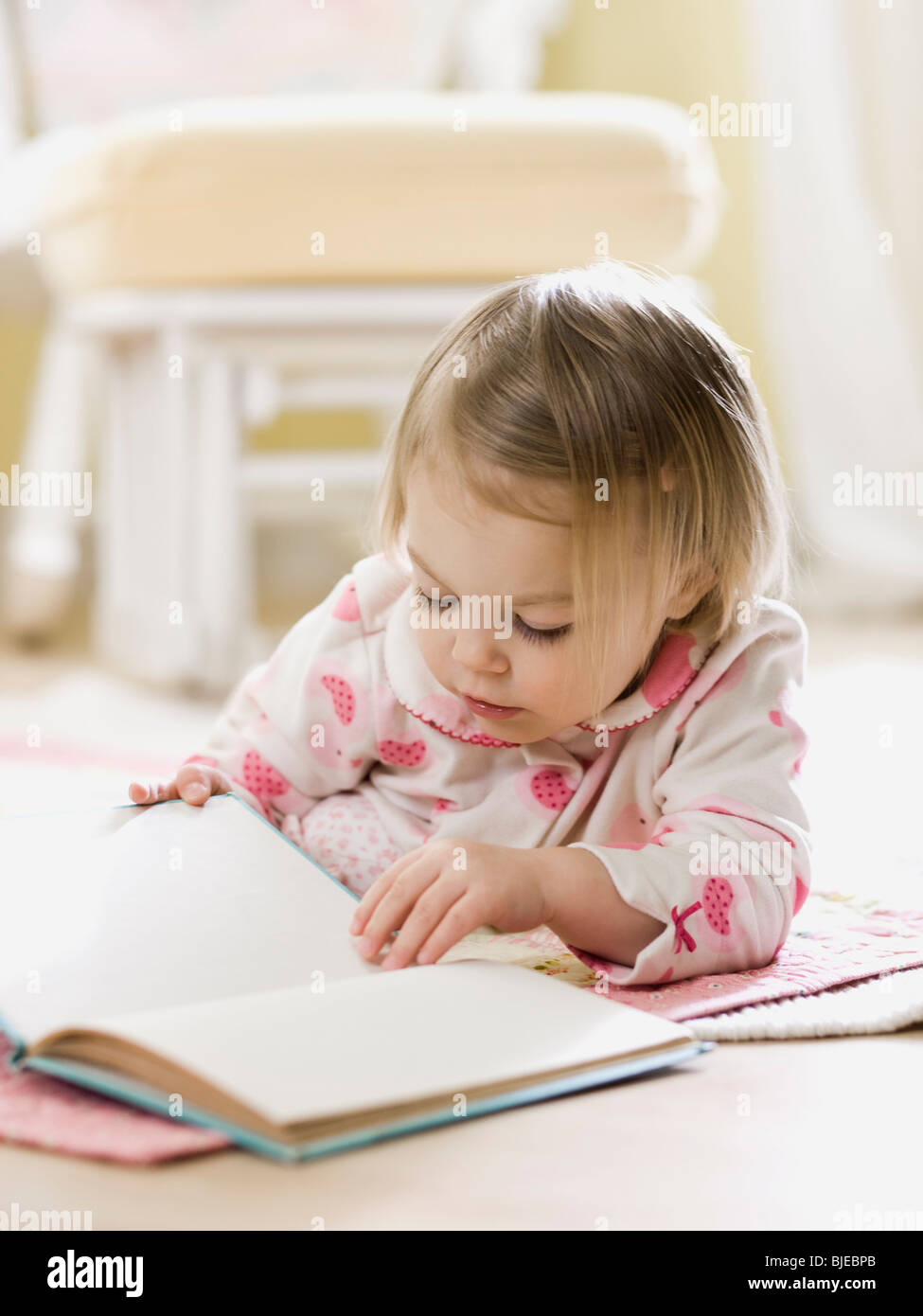 little girl reading a book Stock Photo - Alamy