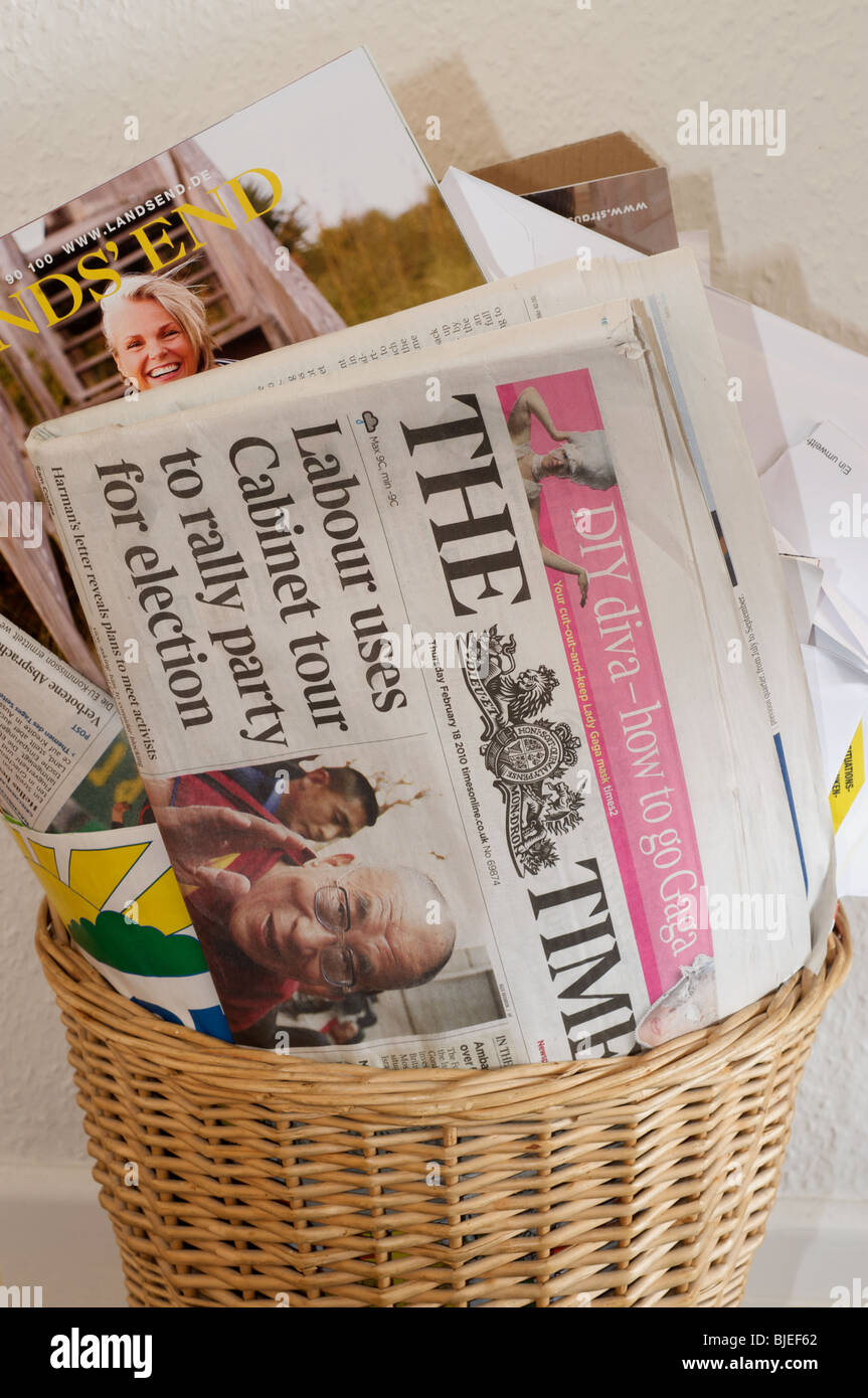 Waste paper bin Stock Photo - Alamy