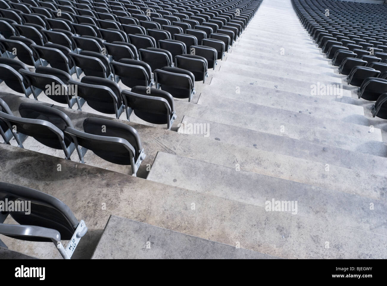 Concrete seats hi-res stock photography and images - Alamy
