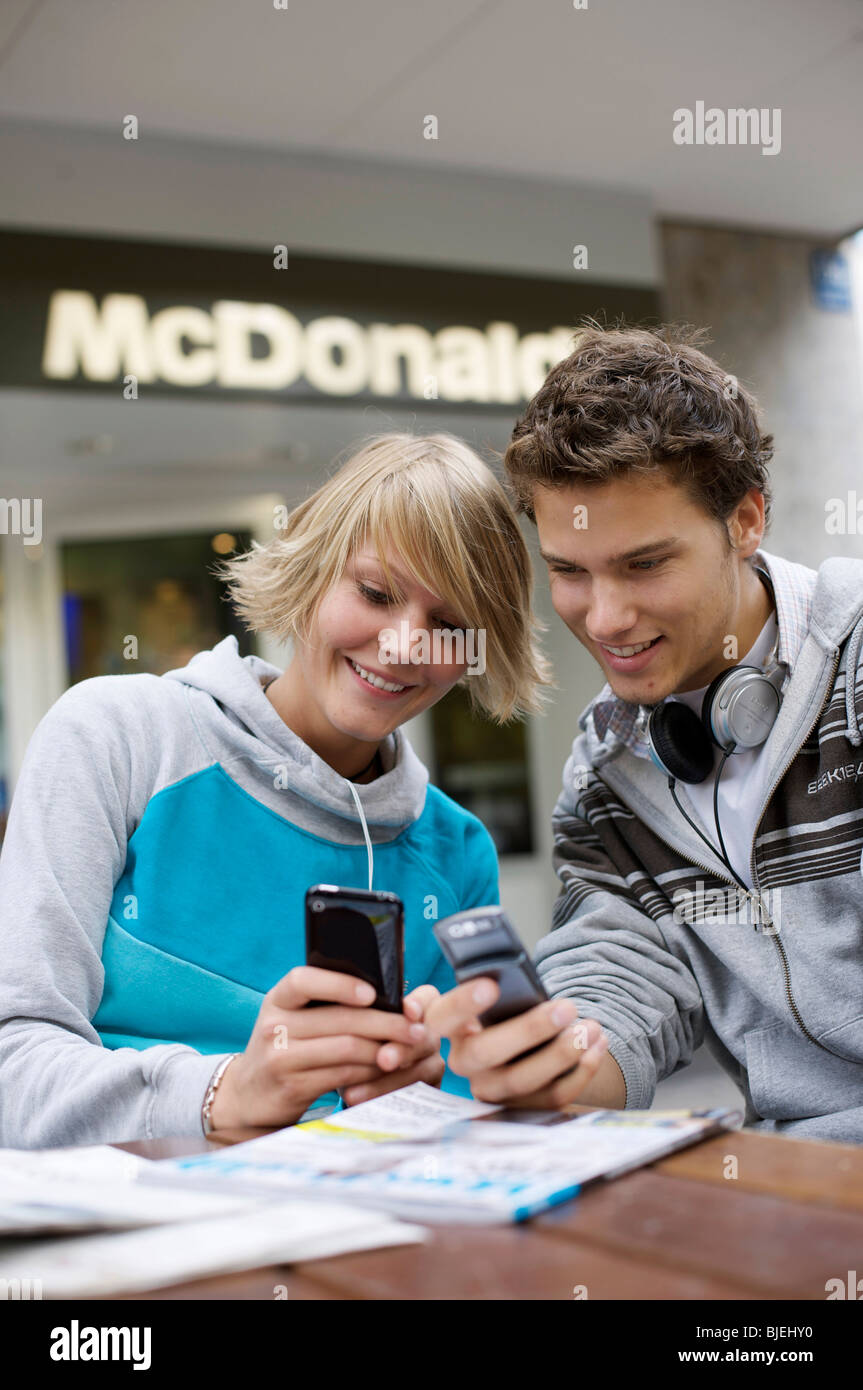 Couple and restaurant looking at phones hi-res stock photography and ...