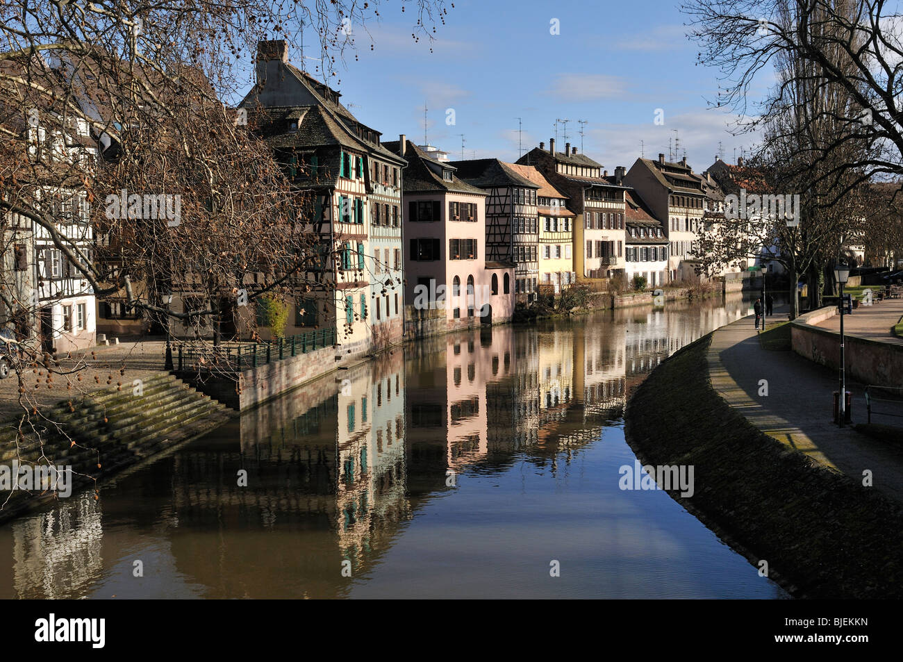 Row of medieval houses hi-res stock photography and images - Alamy