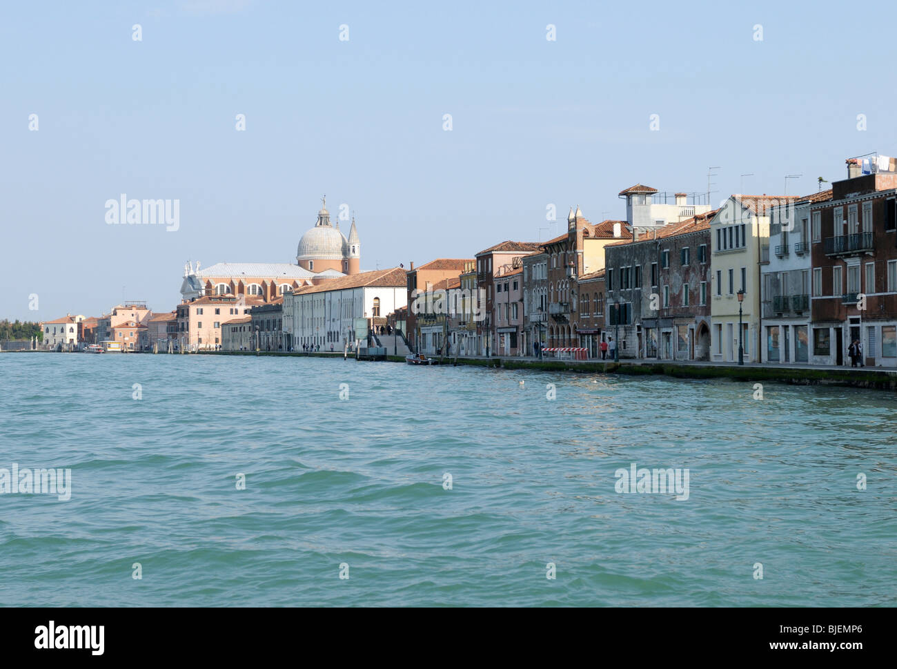 Row of houses at the waterfront of a canal hi-res stock photography and ...