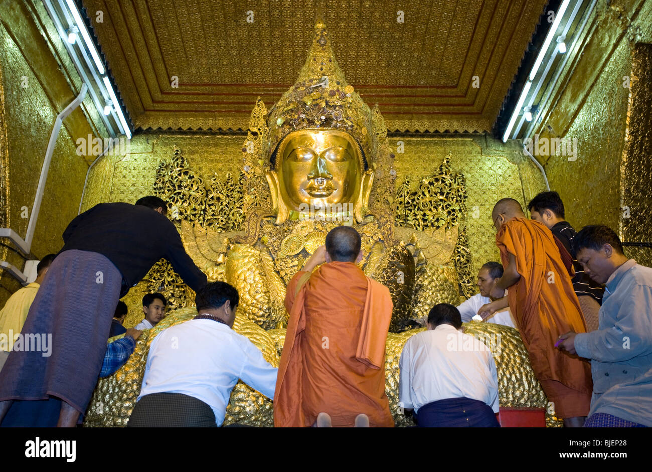 Devotees worshiping the Gold Mahamuni Buddha. Mahamuni Paya. Mandalay ...
