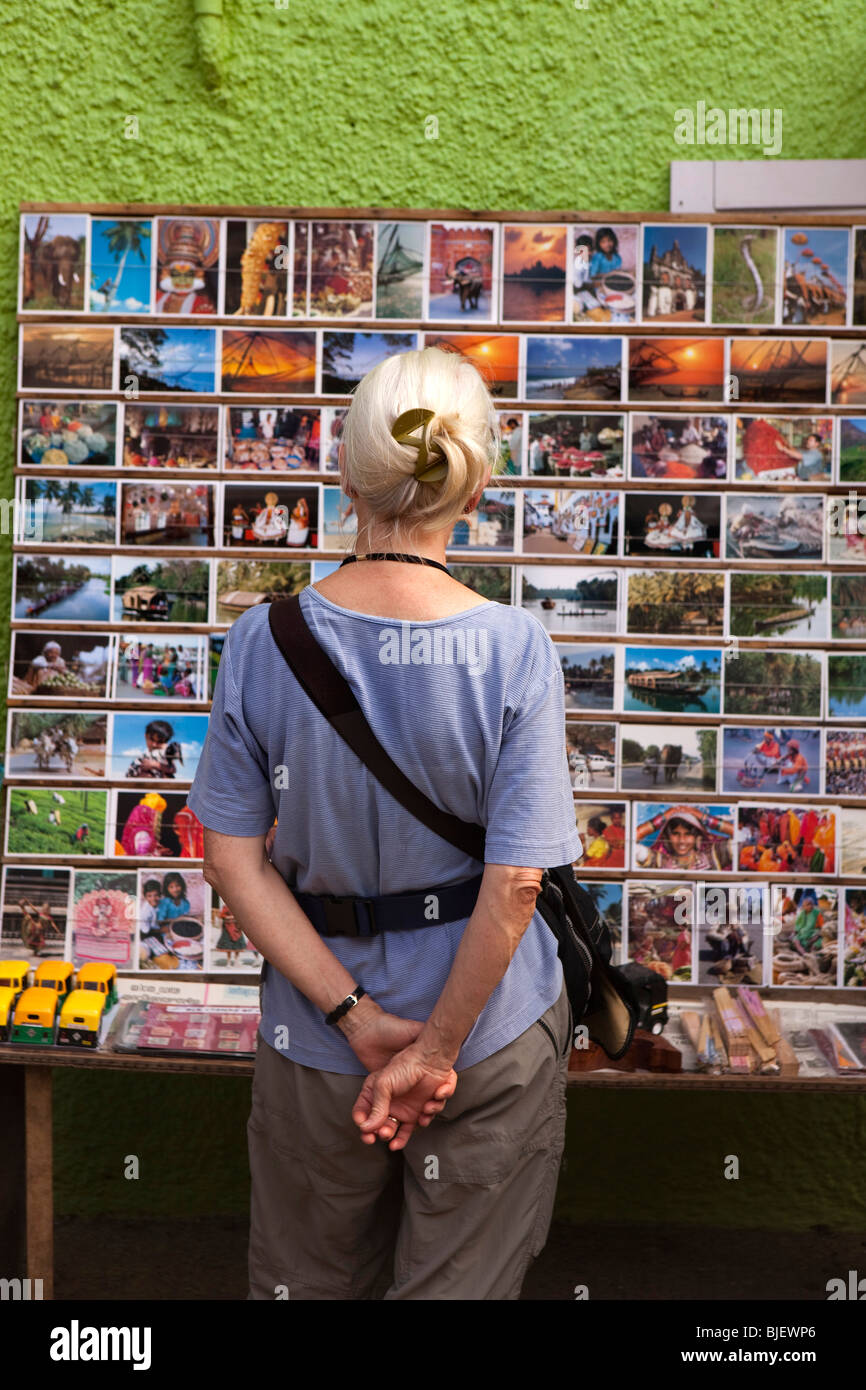 India, Kerala, Kochi, Mattancherry, Jewtown, tourist browsing display ...