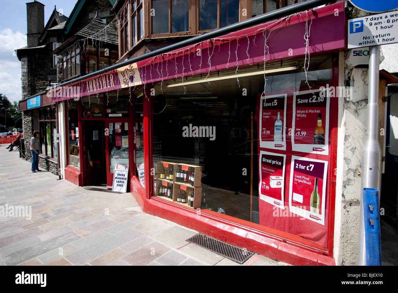 Thrashers Off License Stock Photo - Alamy