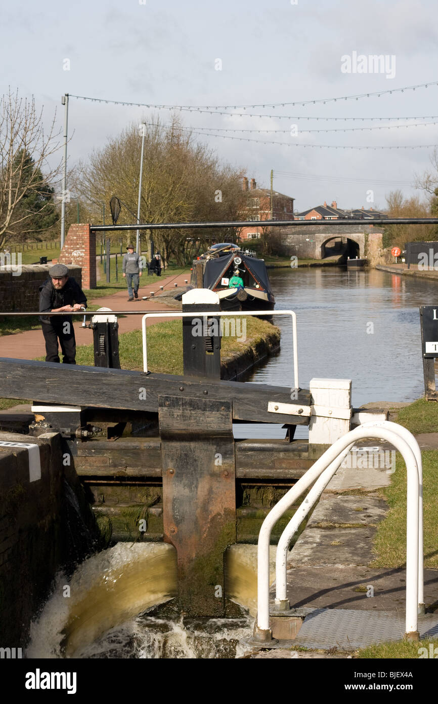 Lock Keeper opening lock gate paddles at Stone, Staffordshire Stock ...