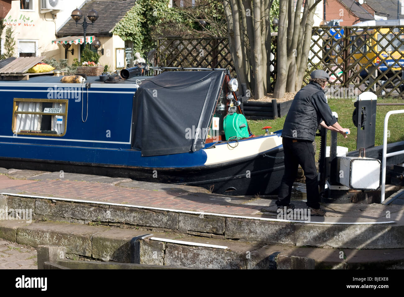 Operating canal lock gates hi-res stock photography and images - Alamy