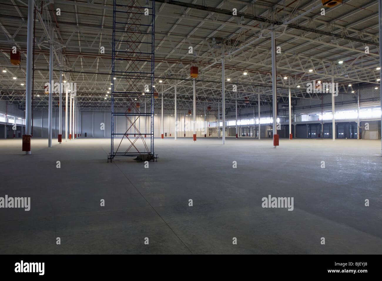Empty warehouse hi-res stock photography and images - Alamy