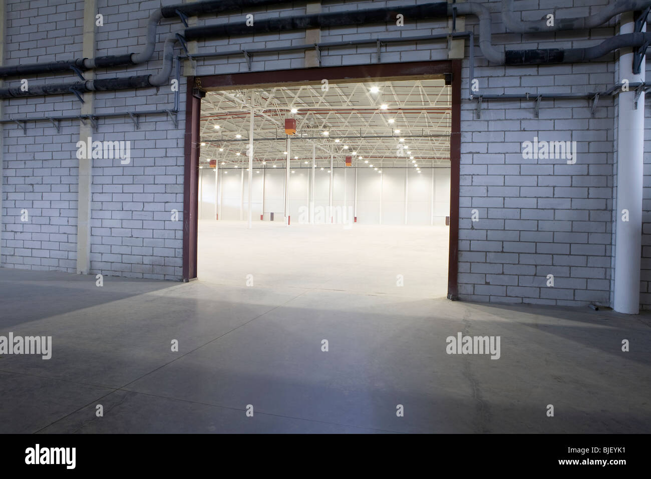 Empty warehouse hi-res stock photography and images - Alamy