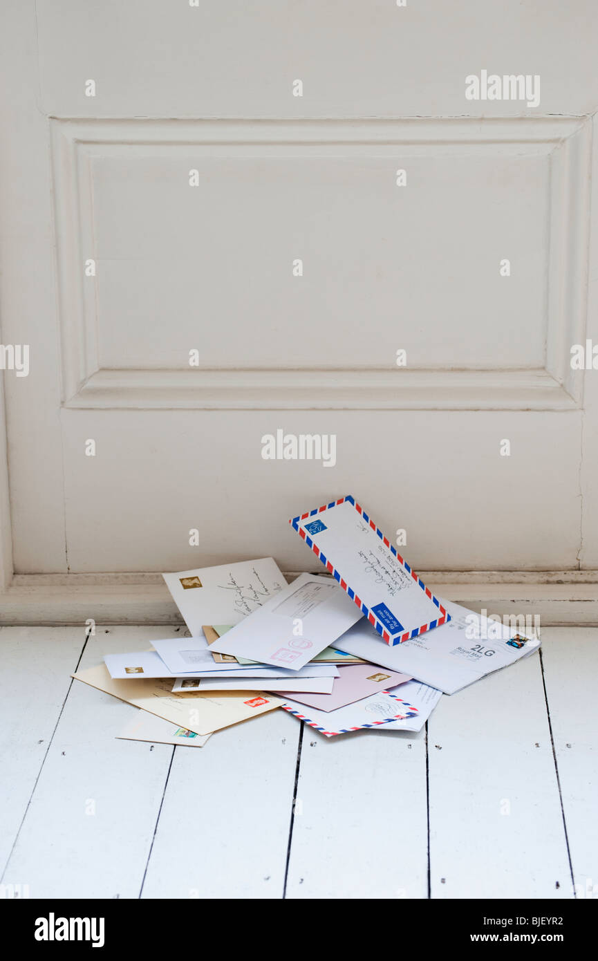 Envelope front door hi-res stock photography and images - Alamy