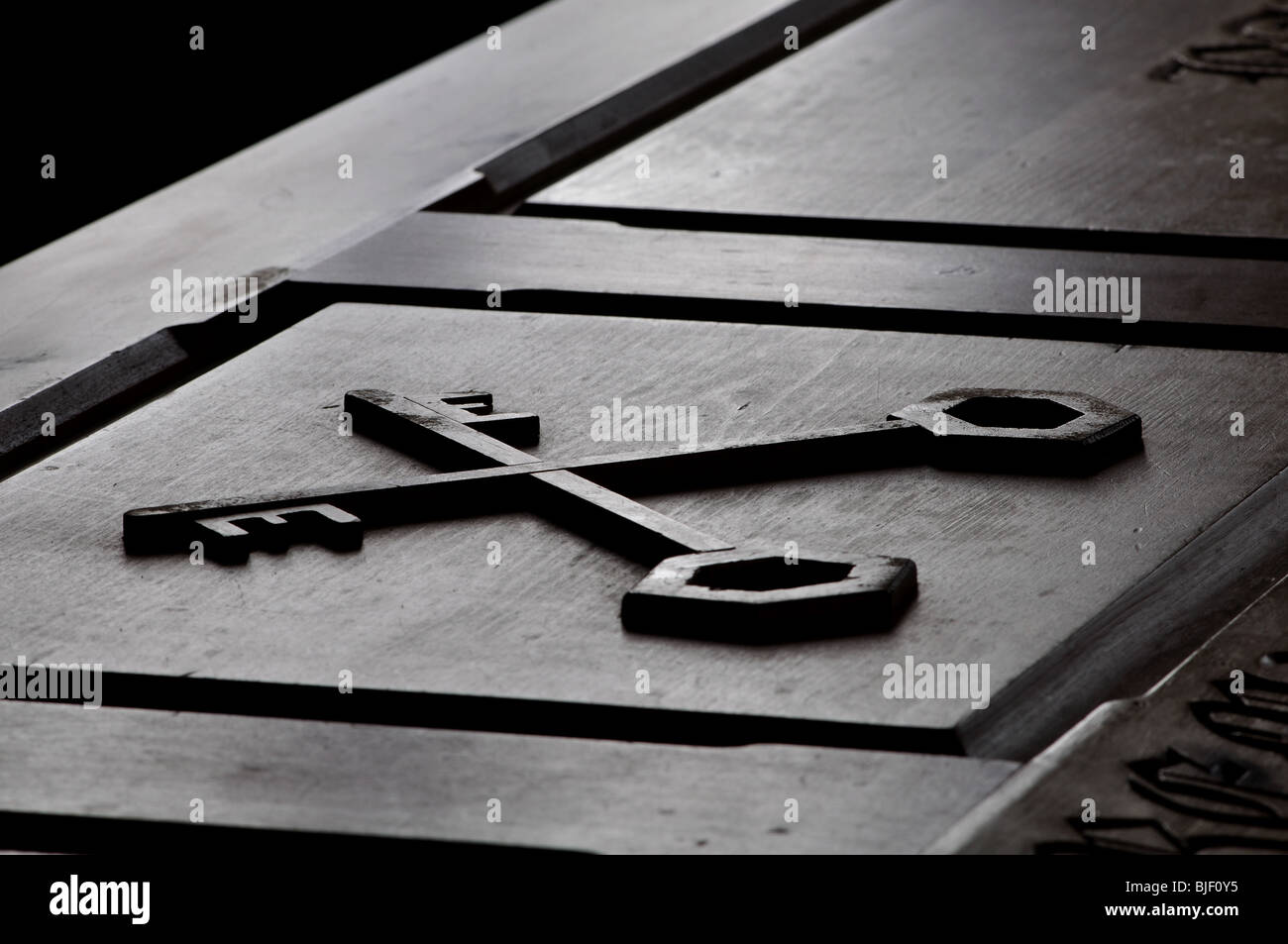 Crossed keys hi-res stock photography and images - Alamy