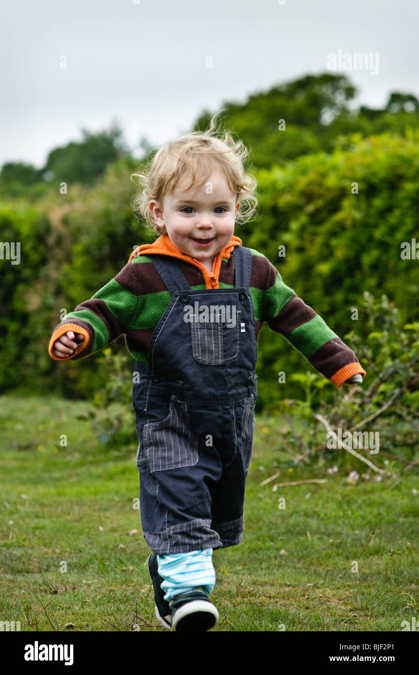 Young boy running Stock Photo - Alamy