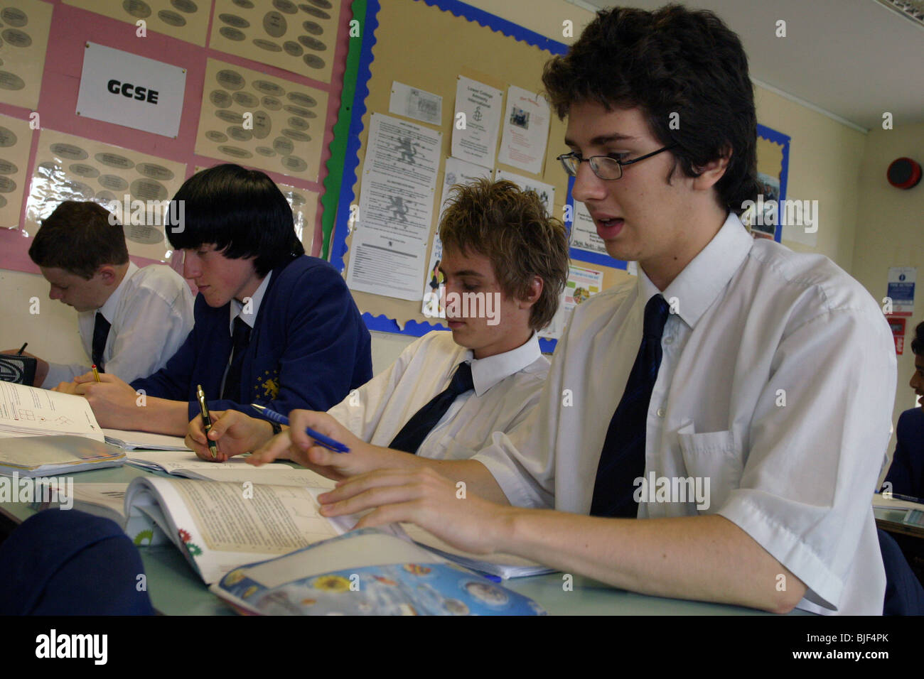 Secondary school students uk maths hi-res stock photography and images ...