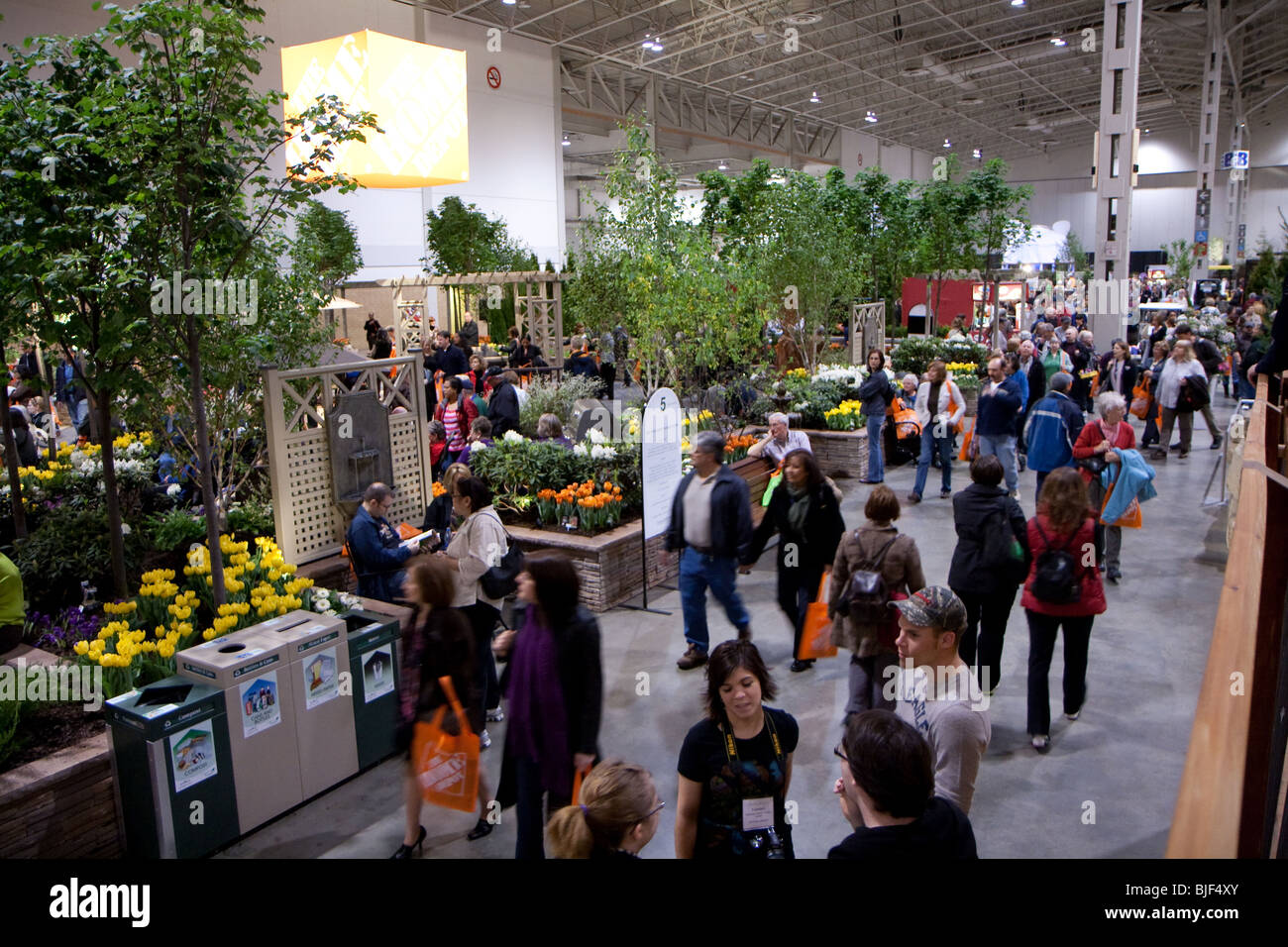 People on pathway hi-res stock photography and images - Alamy