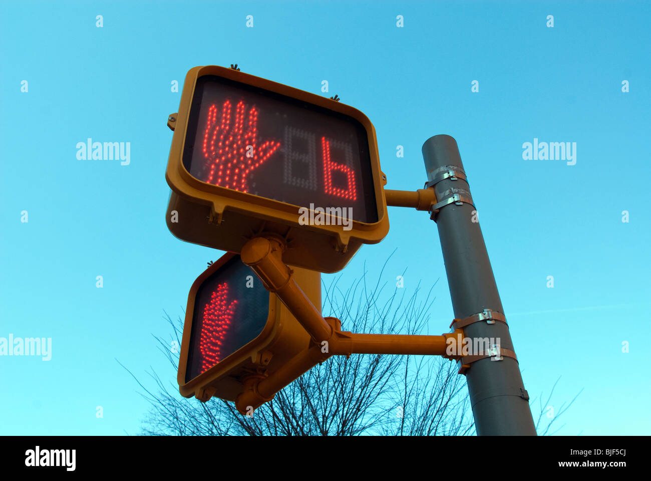 Countdown timer on pedestrian hi-res stock photography and images - Alamy