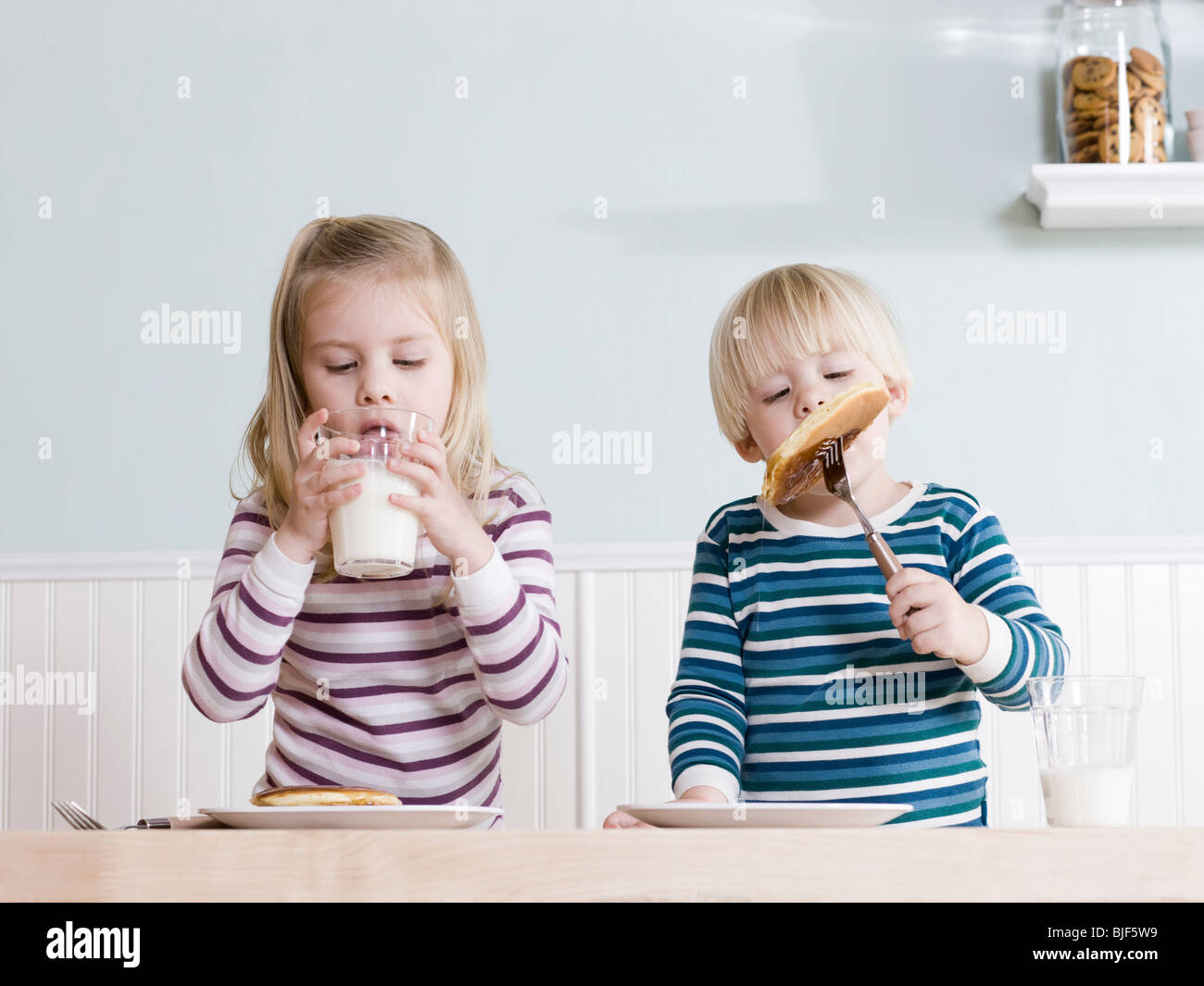 children eating breakfast Stock Photo - Alamy
