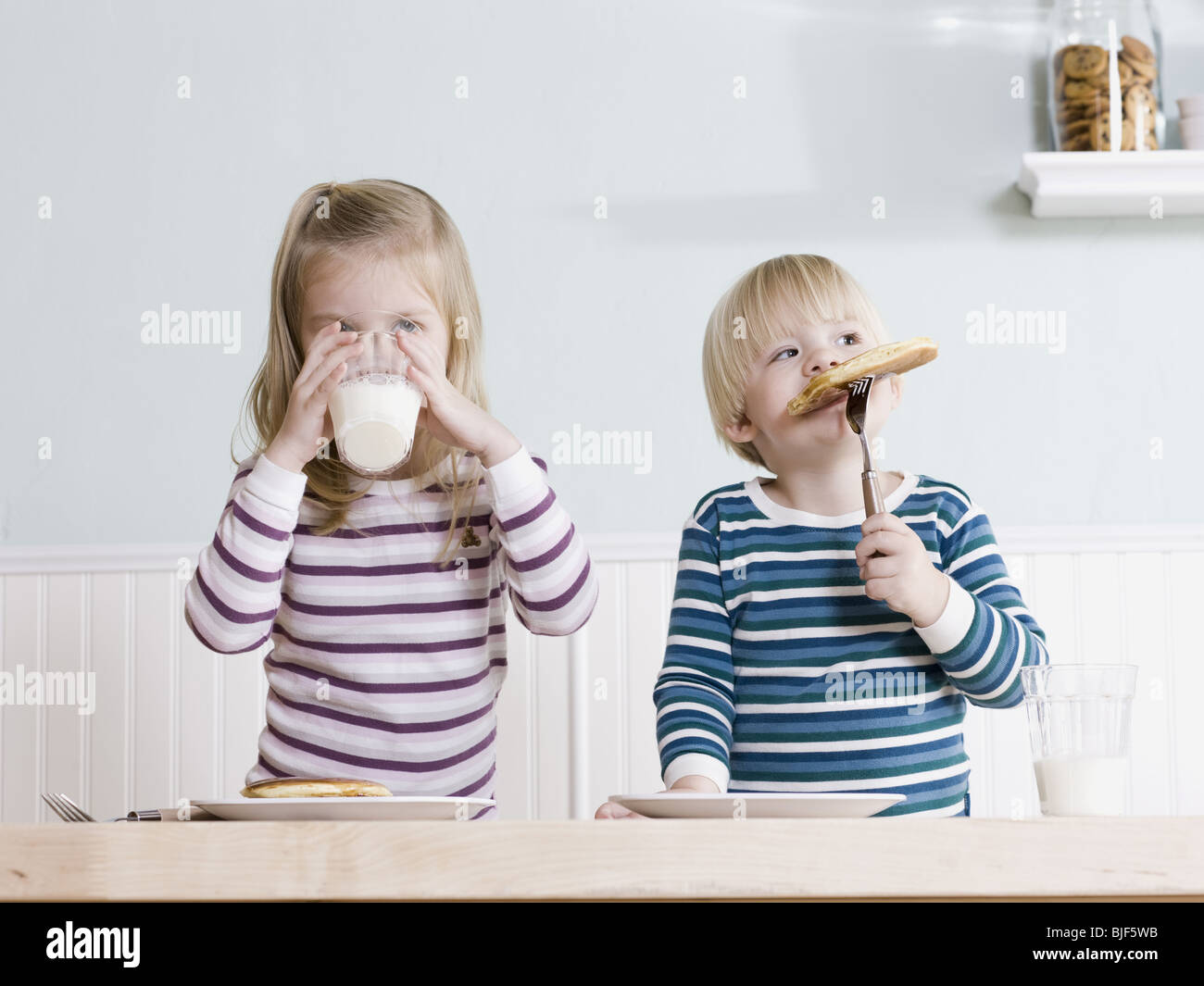 children eating breakfast Stock Photo - Alamy