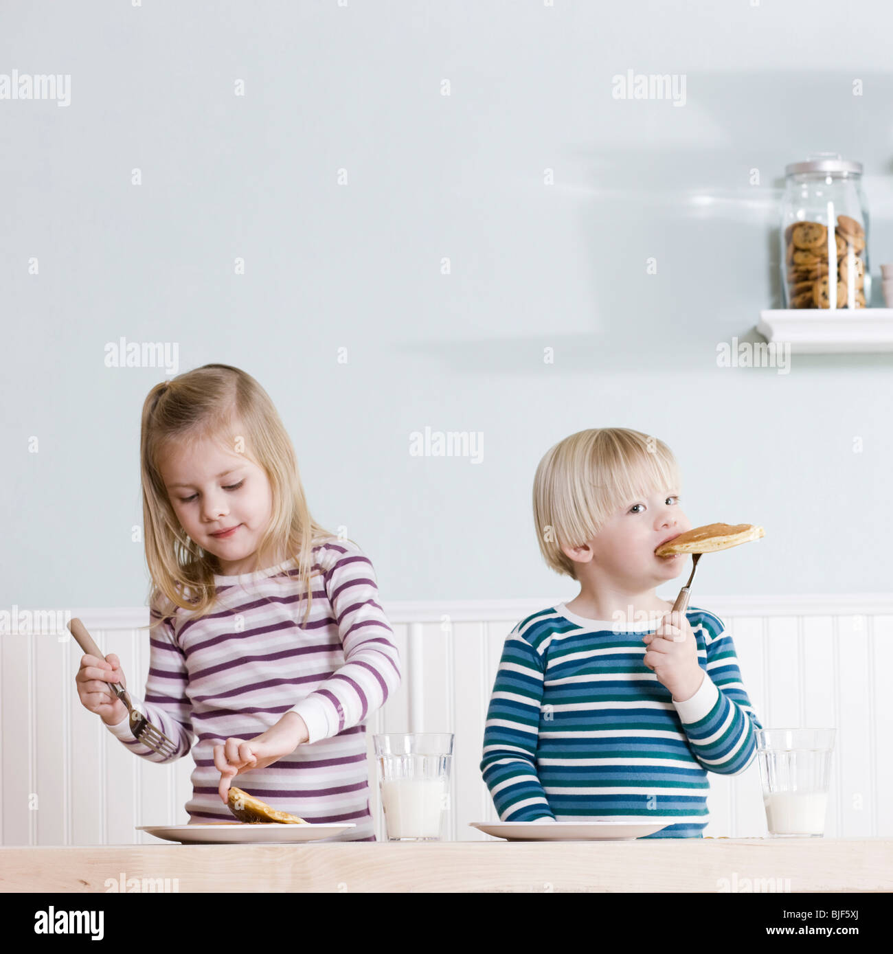 children eating breakfast Stock Photo - Alamy