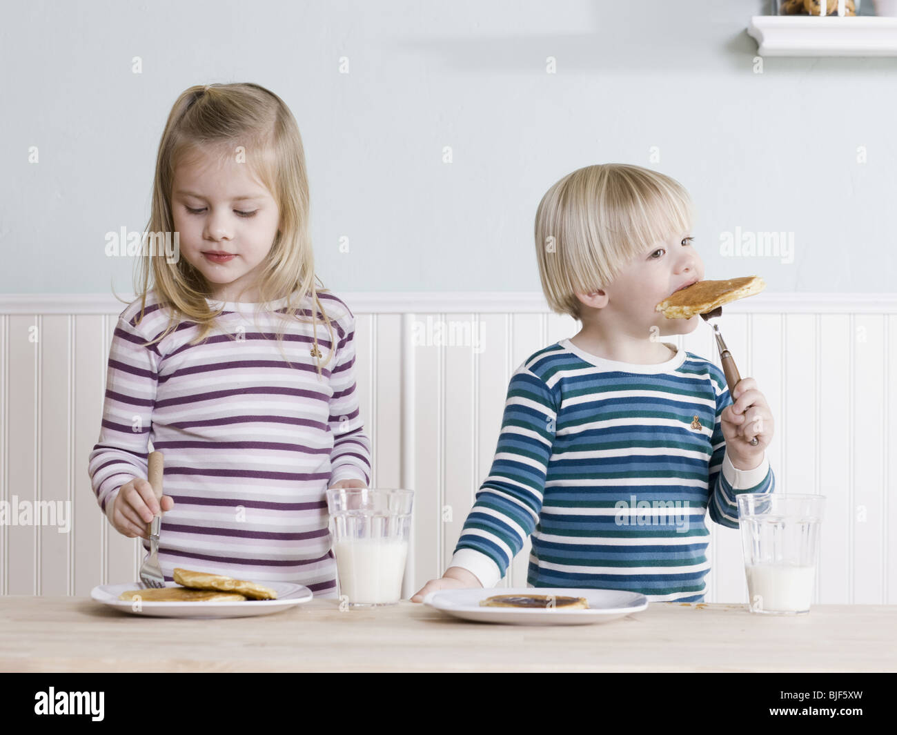 children eating breakfast Stock Photo - Alamy