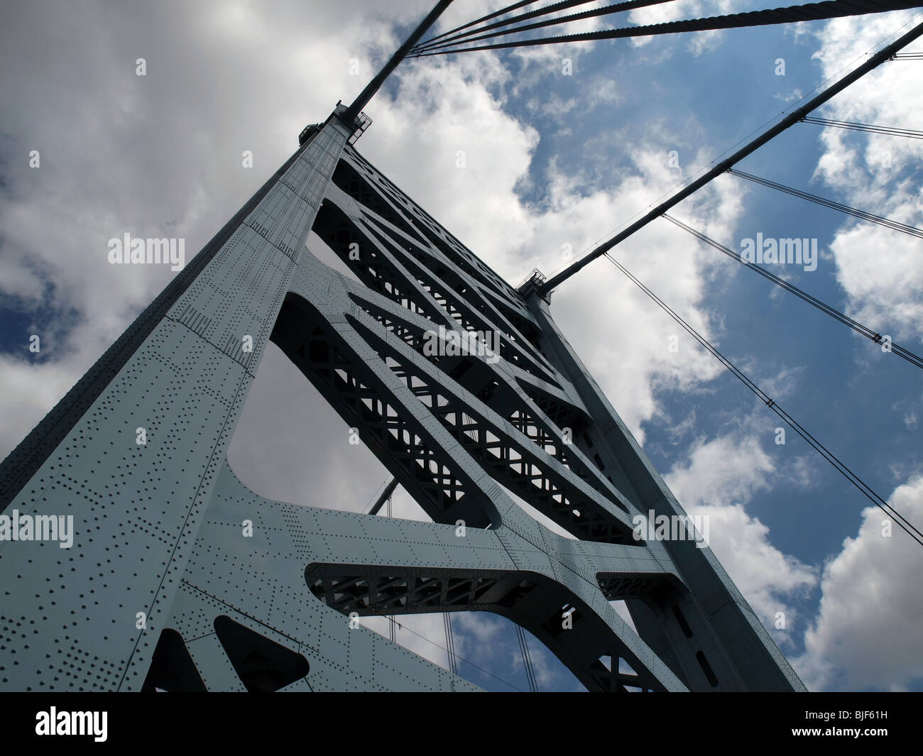 The towering Benjamin Franklin Bridge in Philadelphia Pennsylvania ...