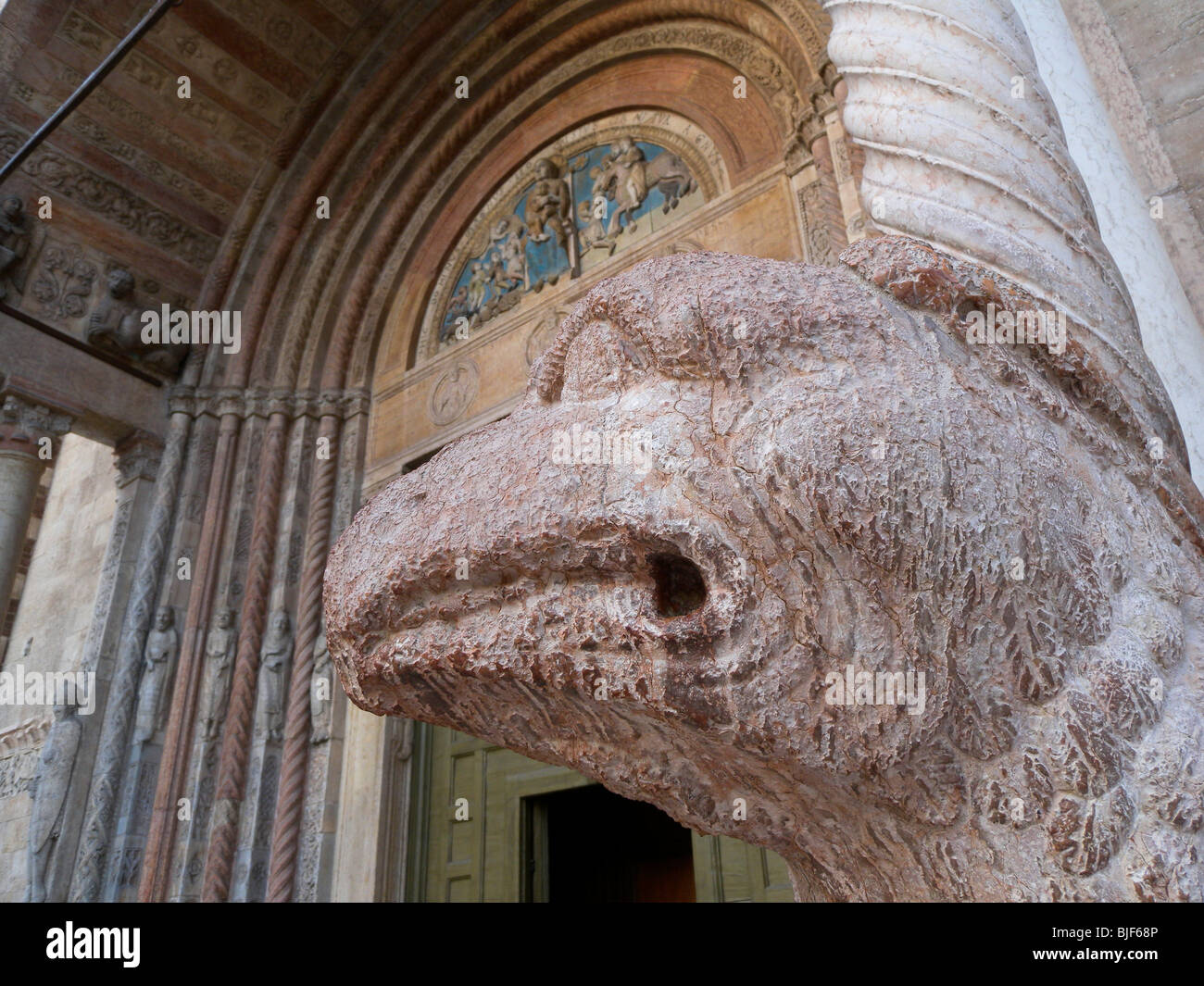 Portal of verona cathedral hi-res stock photography and images - Alamy