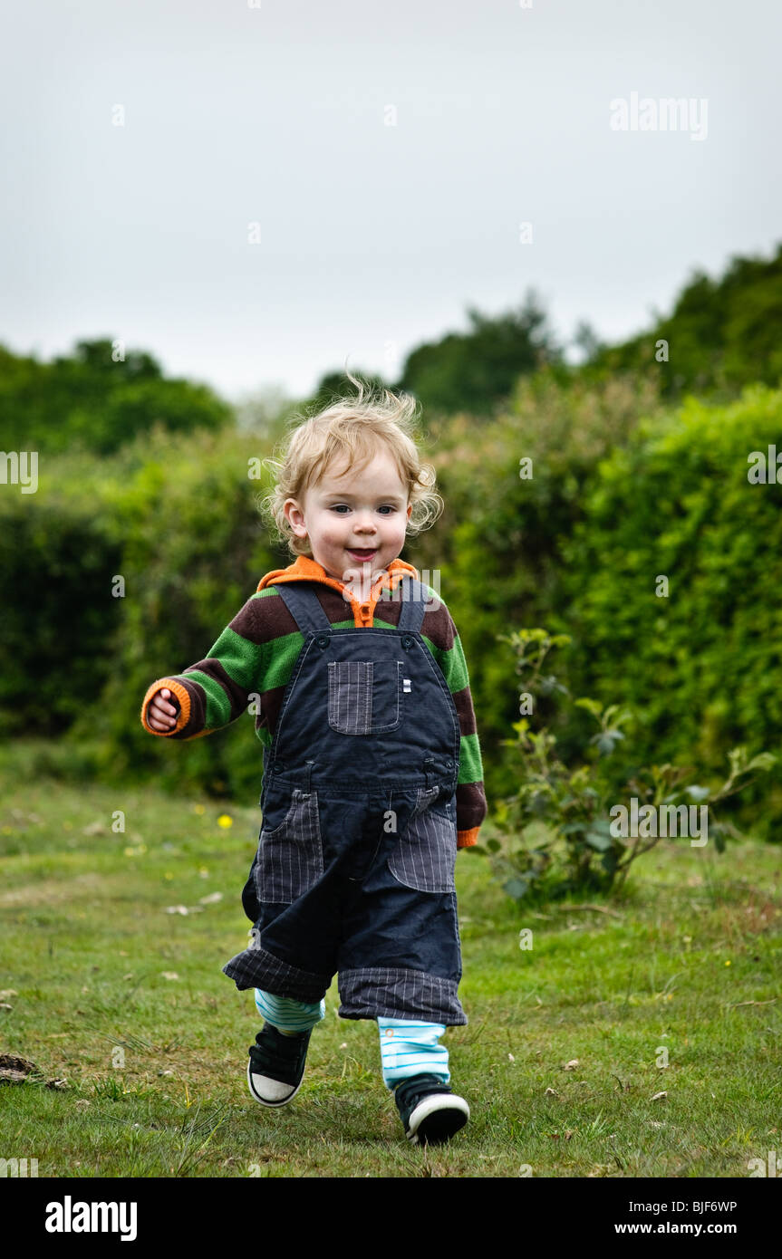 Young boy running Stock Photo - Alamy