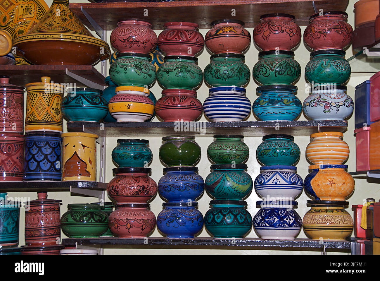 Ceramic pots displayed in the souks, Marrakech Stock Photo - Alamy