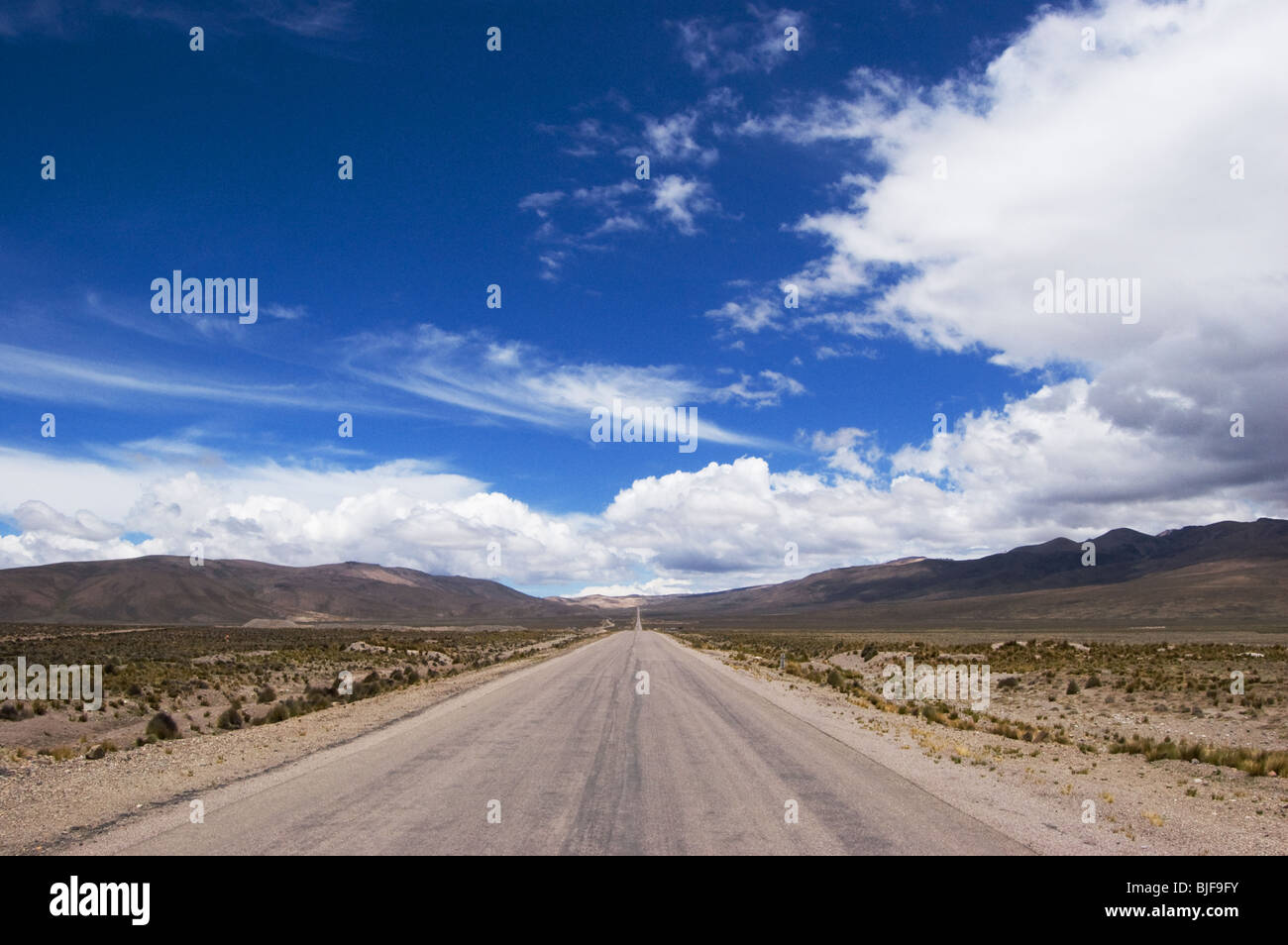 Empty road stretching distant hi-res stock photography and images - Alamy