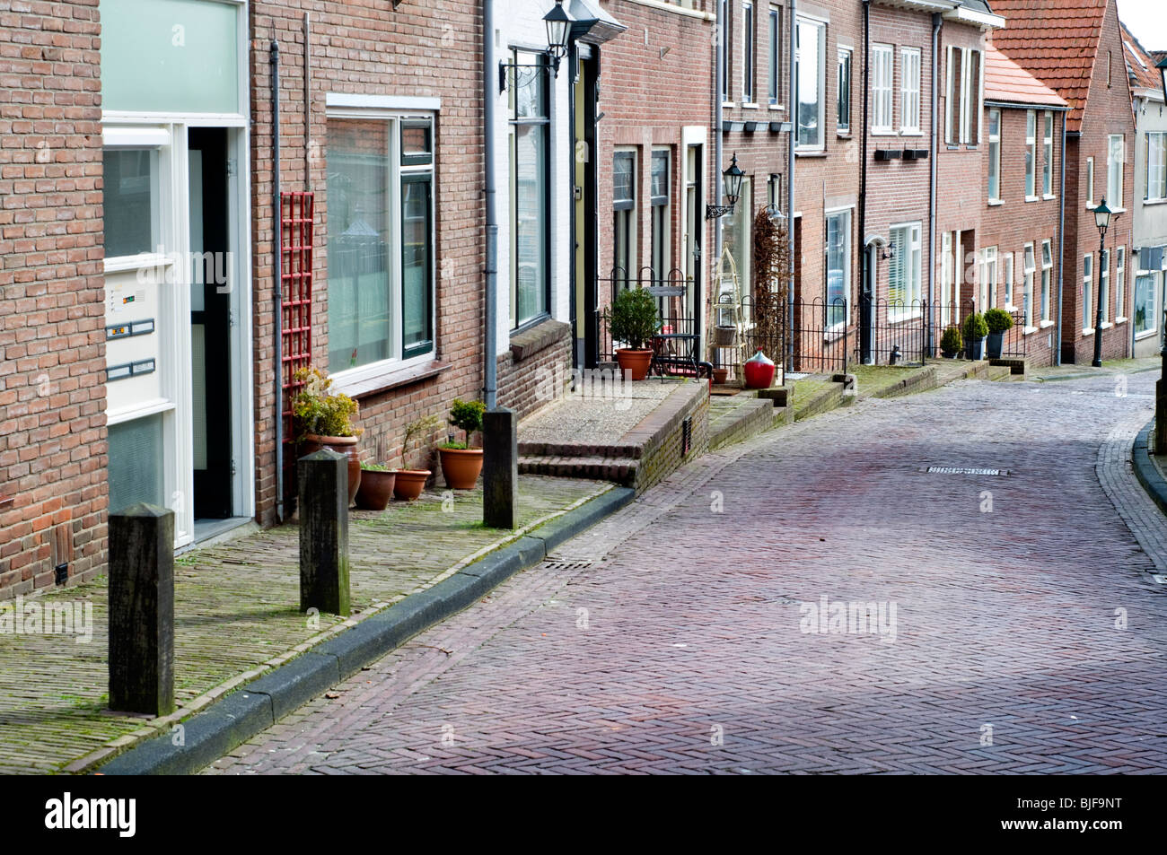 Row of houses on a street hi-res stock photography and images - Alamy