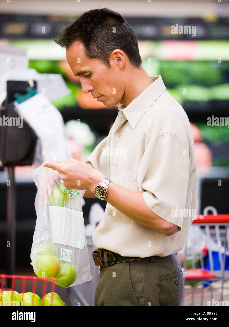 Bagging grocery hi-res stock photography and images - Alamy