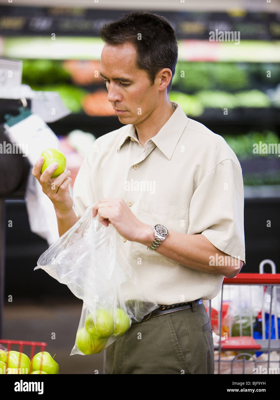 Bagging grocery hi-res stock photography and images - Alamy