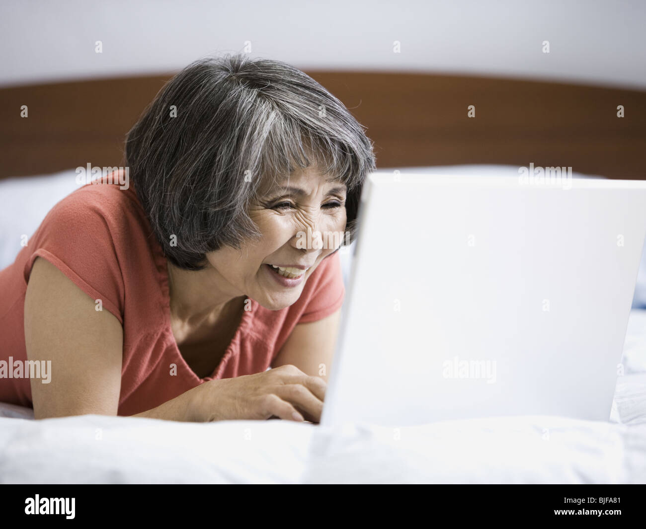 Woman on bed using laptop hi-res stock photography and images - Alamy